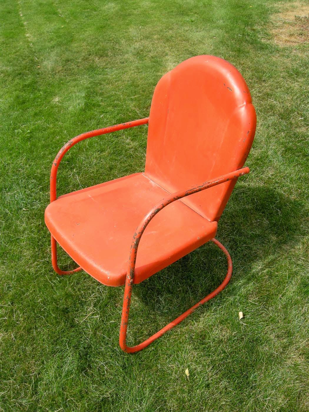 outside of the bubble: Mid century metal lawn chairs