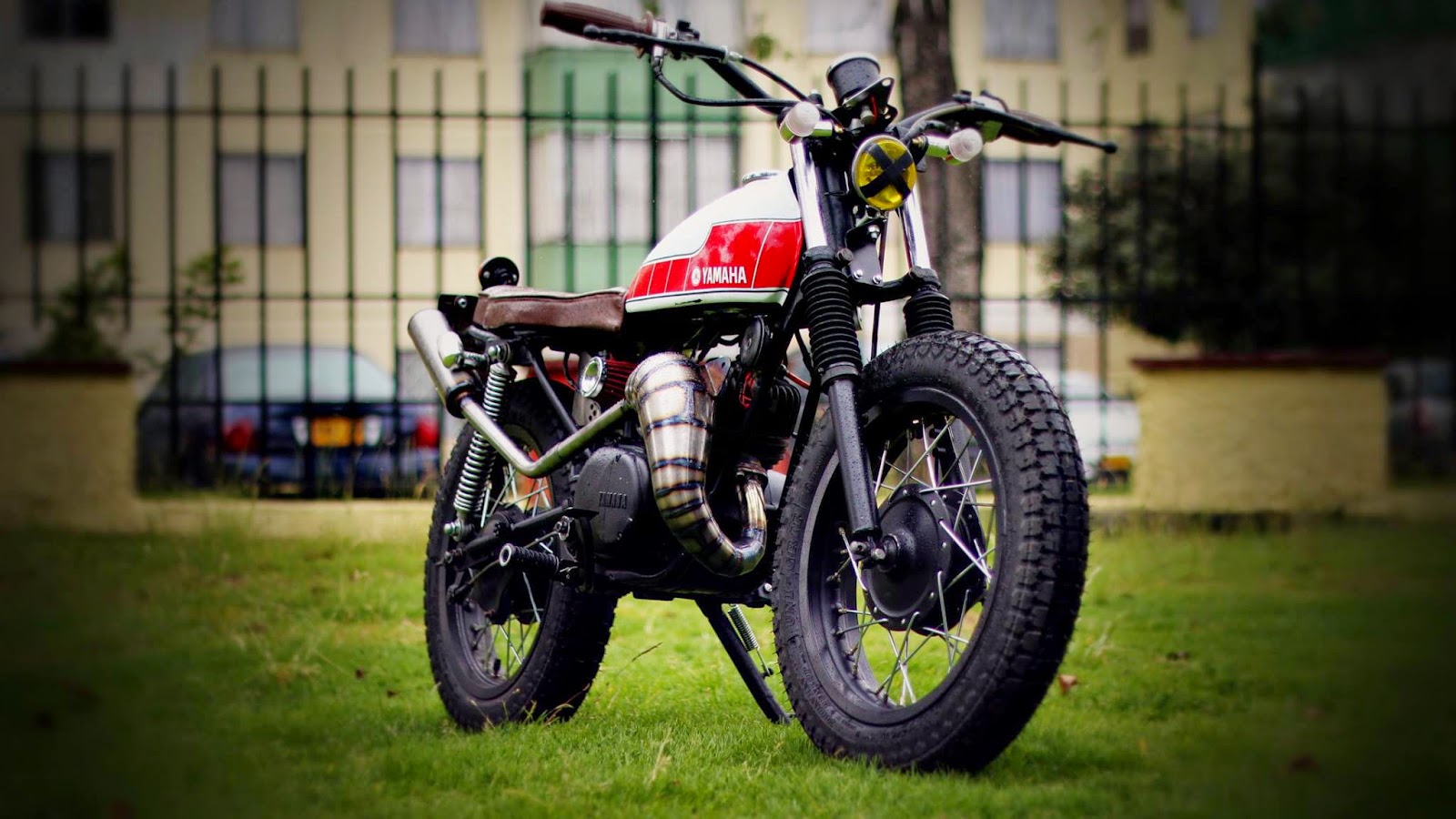 YAMAHA GT50 1974 - Conversión a Bratstyle - RocketGarage - Cafe Racer ...
