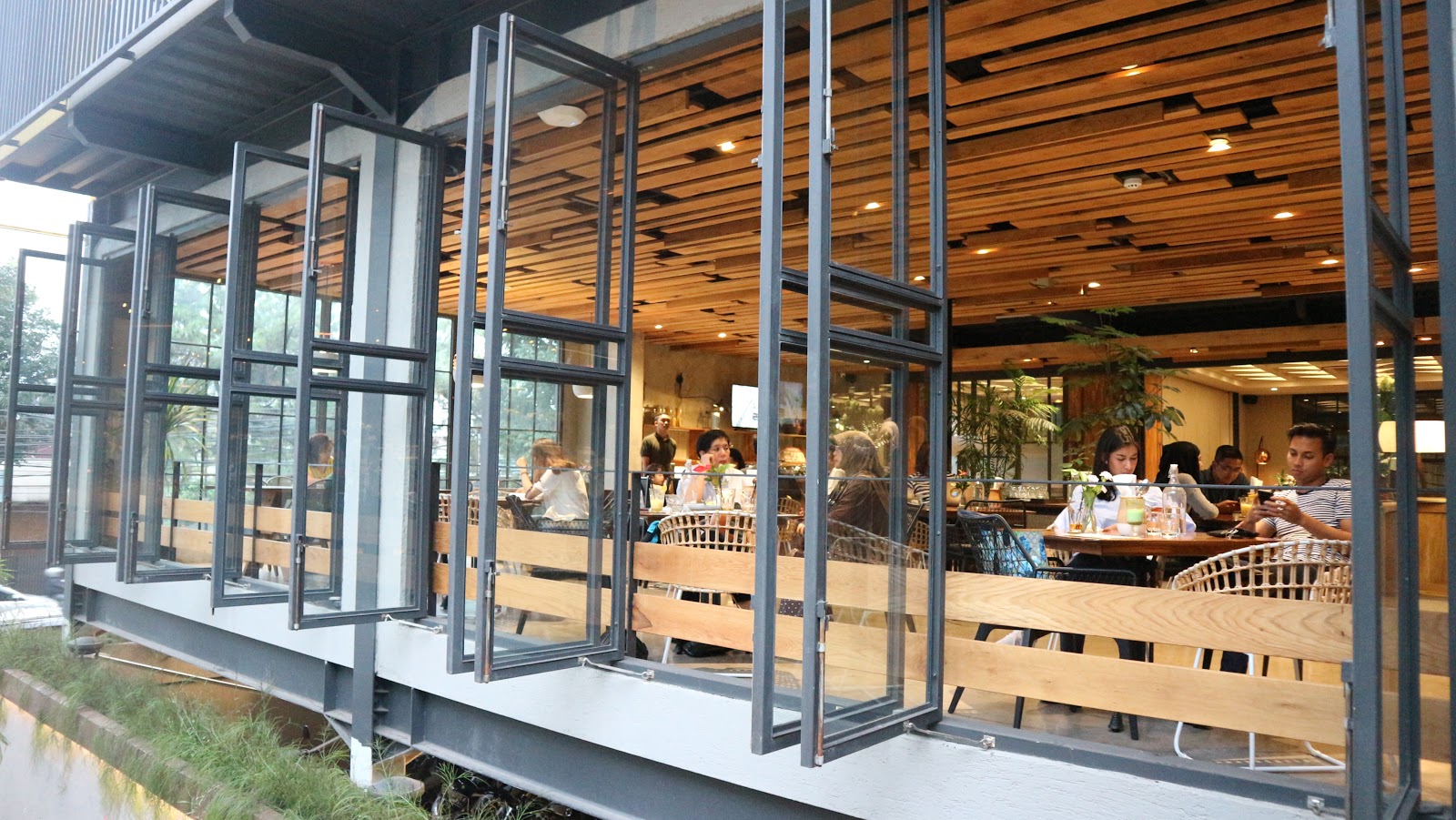 ANDIYANI ACHMAD: Cafe Hara Bandung