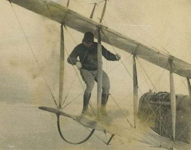 Vintage Photos of Pilots Perform Grand Aerial Stunts in the 1920s ...