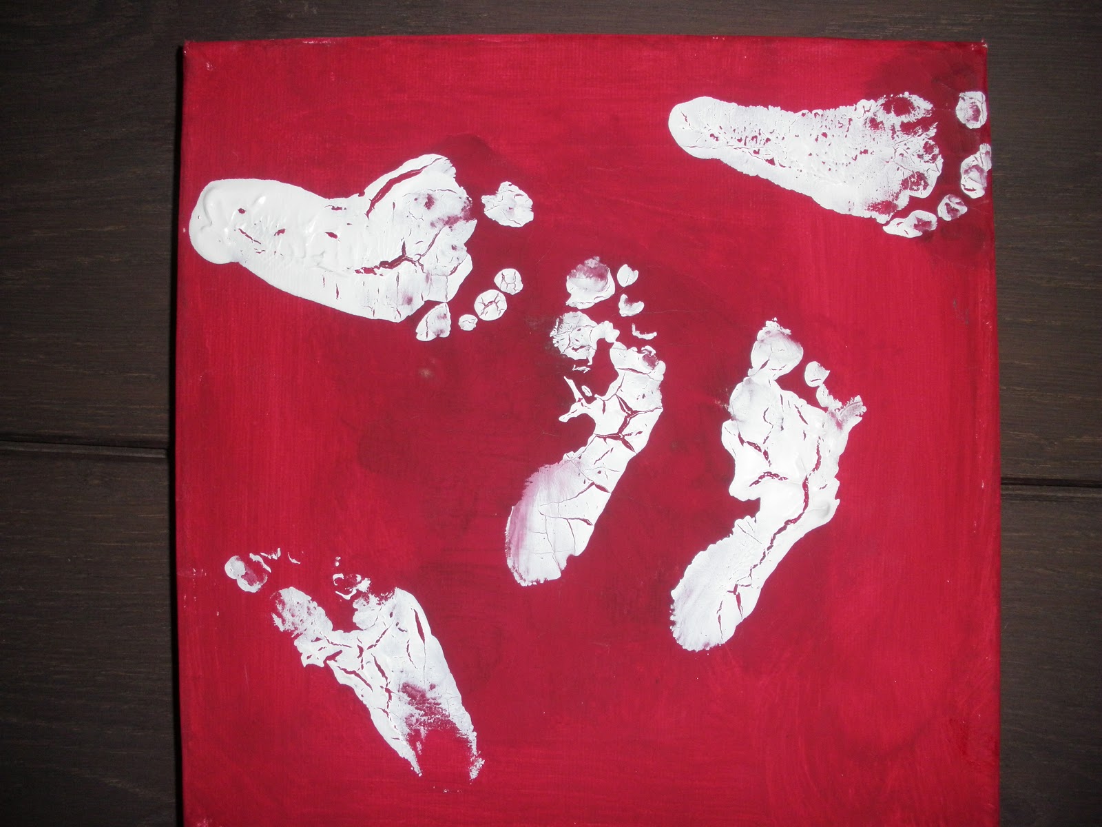 tweeling op crea toer: voetjes verven