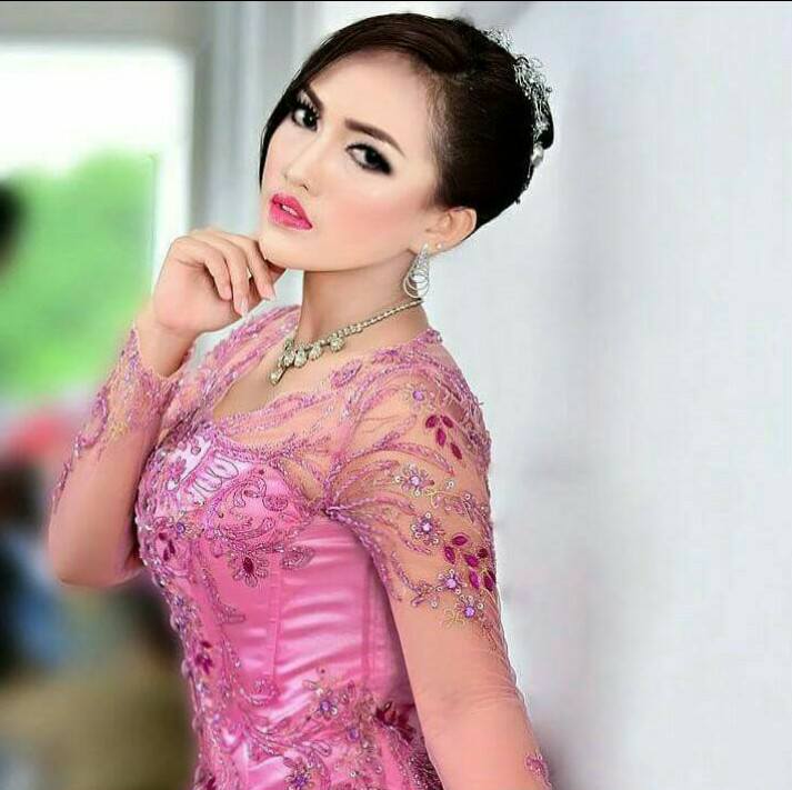 Pesona Rhina Queenzee Bikin Semua Pria Terpana - Ayo Foto