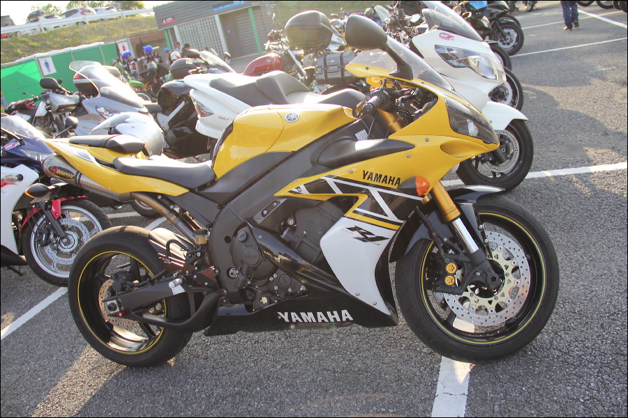 ROAD RIDER: YAMAHA YZF-R1 Yellow