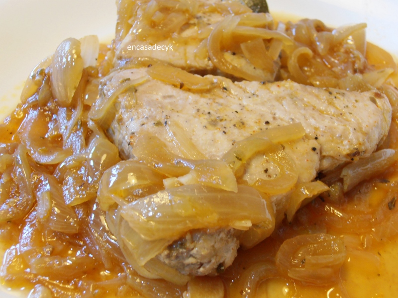 En casa de C y K.: Bonito encebollado. Receta fácil.