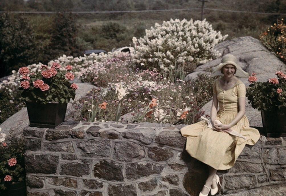 24 Stunning Color Photographs That Capture Beautiful Women's Fashion ...