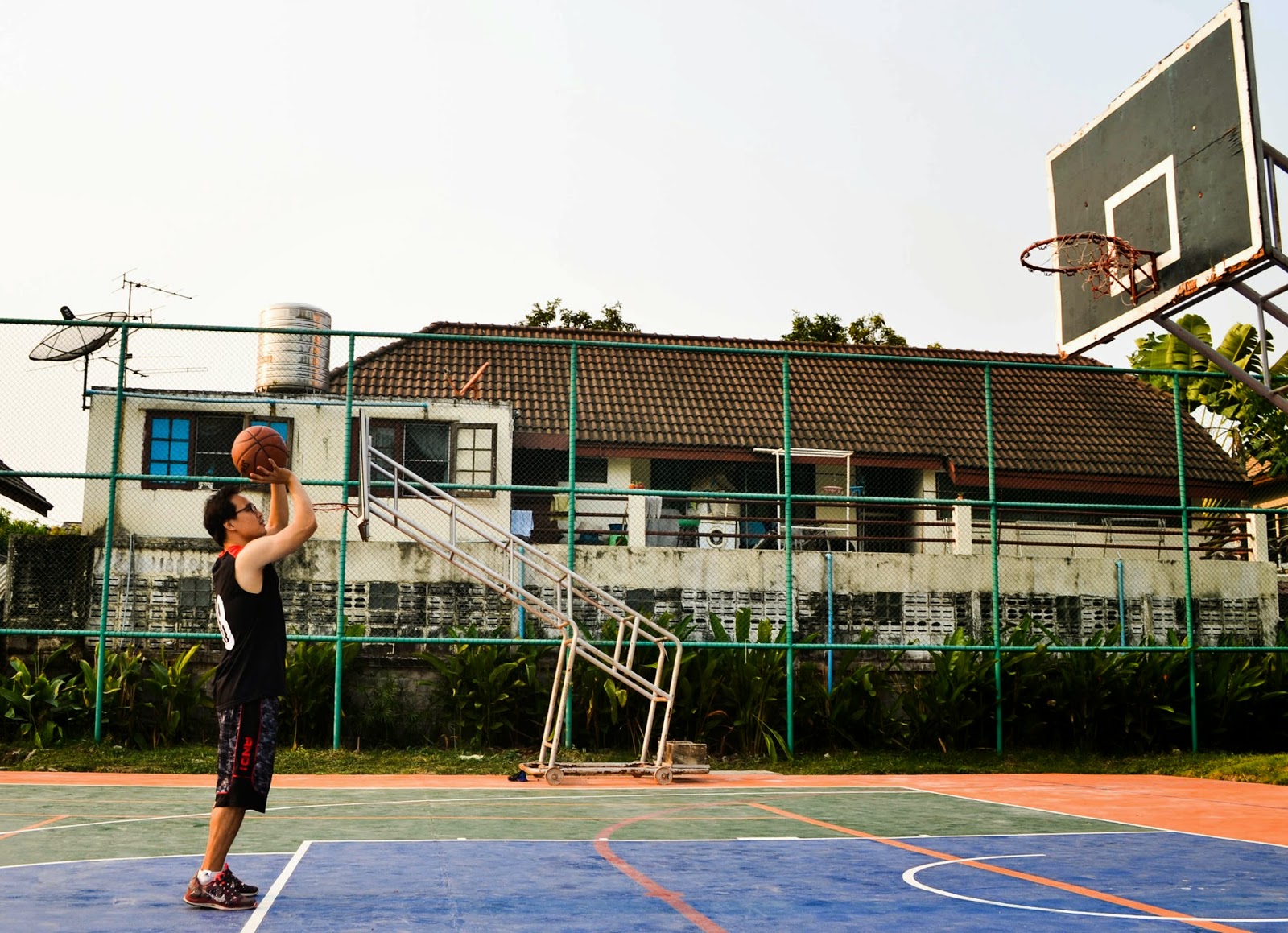 ชมรมบาสคลองกุ่ม: แนะนำวิธีการยืนชู๊ตกระโดดชู๊ตและการเลย์อัพ