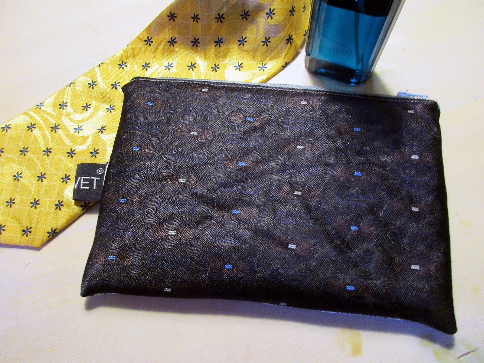 Upcycling: Eine Tasche aus Krawatten