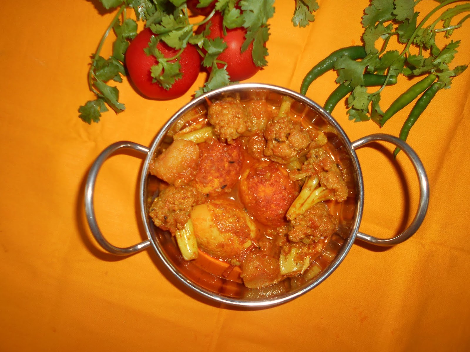 Paramita's Kitchen: Alu Phul Kopi Diye Dimer Jhol / Aloo Phulkopi Diye ...