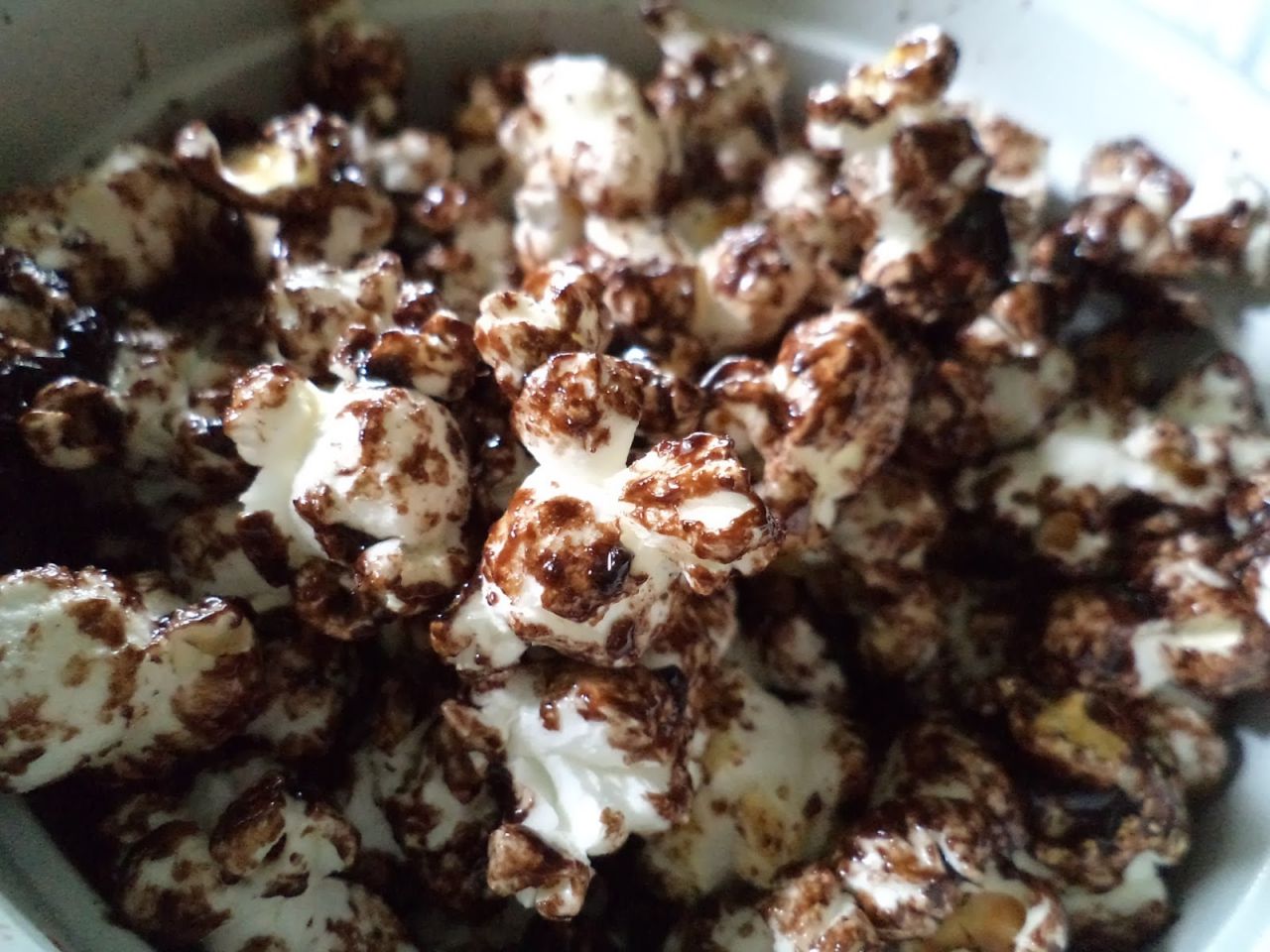 Delícias do Dia-a-Dia: PIPOCA COM CALDA DE CHOCOLATE