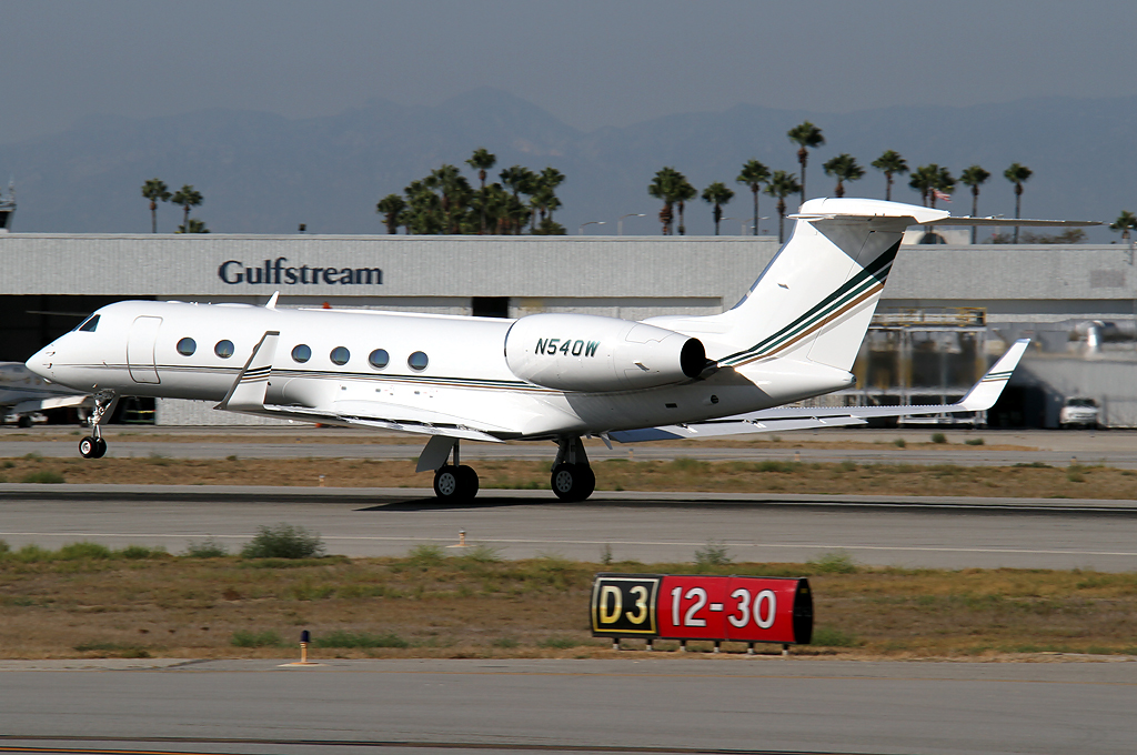 Oprah Winfrey's new G550 at Long Beach Airport - Airports International