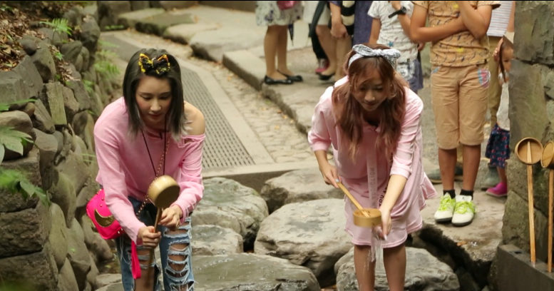 天氣女孩Hi Jon跟楊貴妃睹了 脫衣跳許願池求回春 - WoWoNews