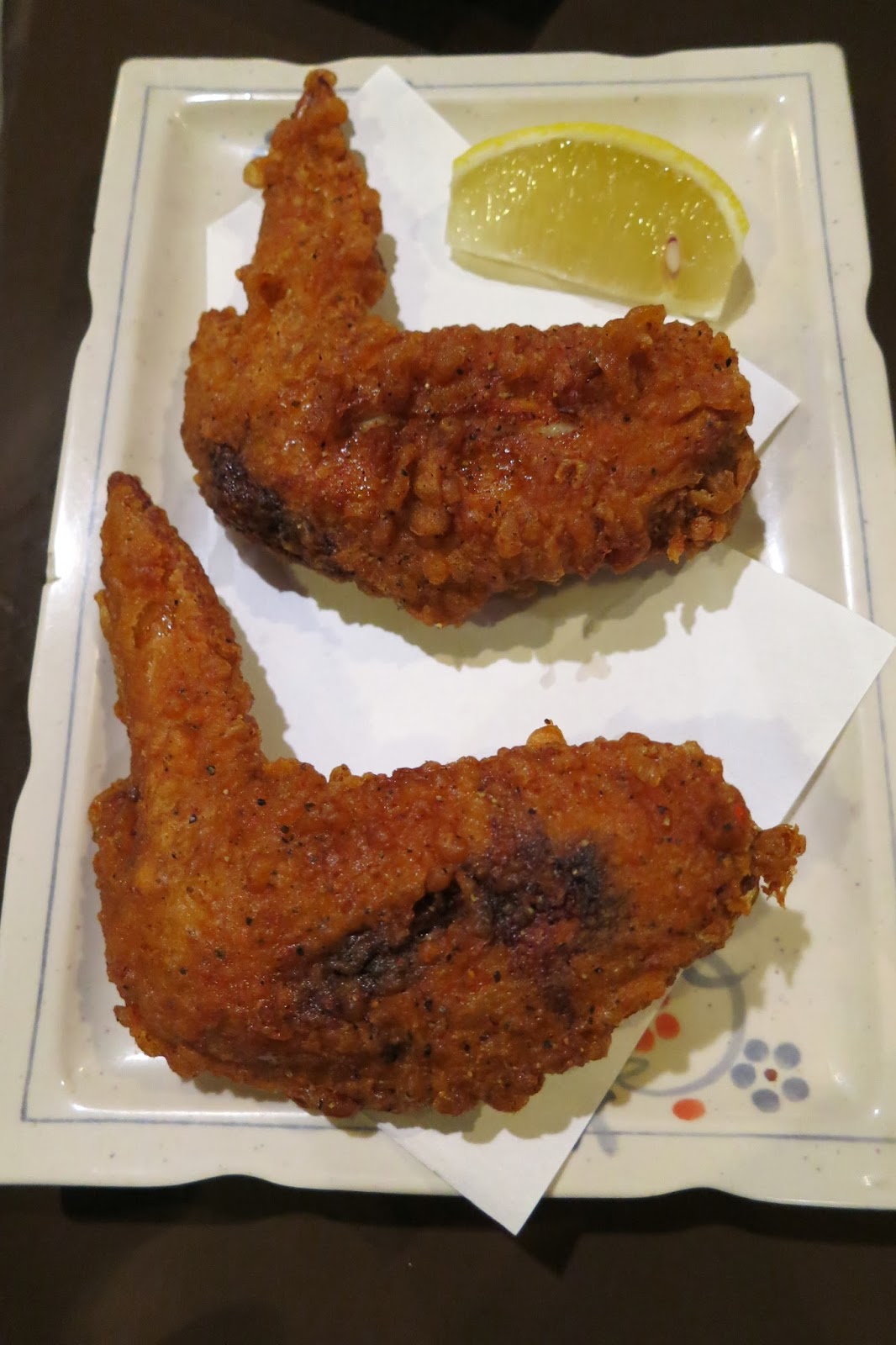 Tokyo Belly: ROPPONGI: Izakaya Komatsu... dude 50yen Chicken Wing ...