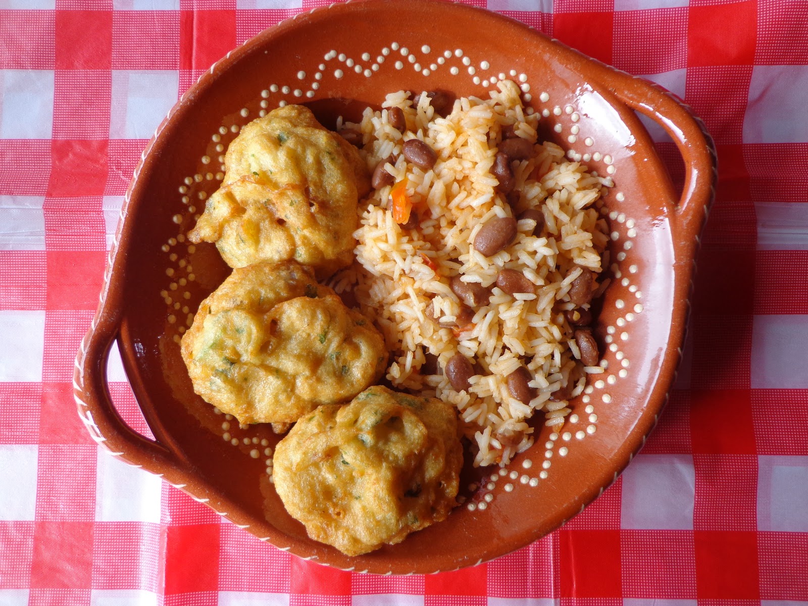 Prato Caseiro: Pataniscas de bacalhau com arroz de feijão