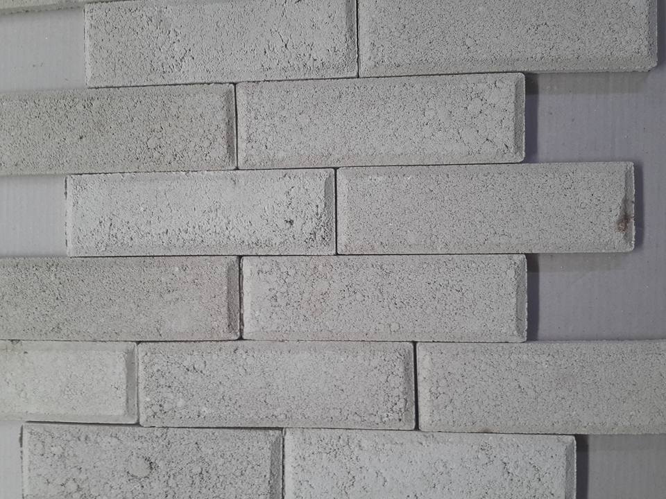 Dekorasi Bata Tempel Putih