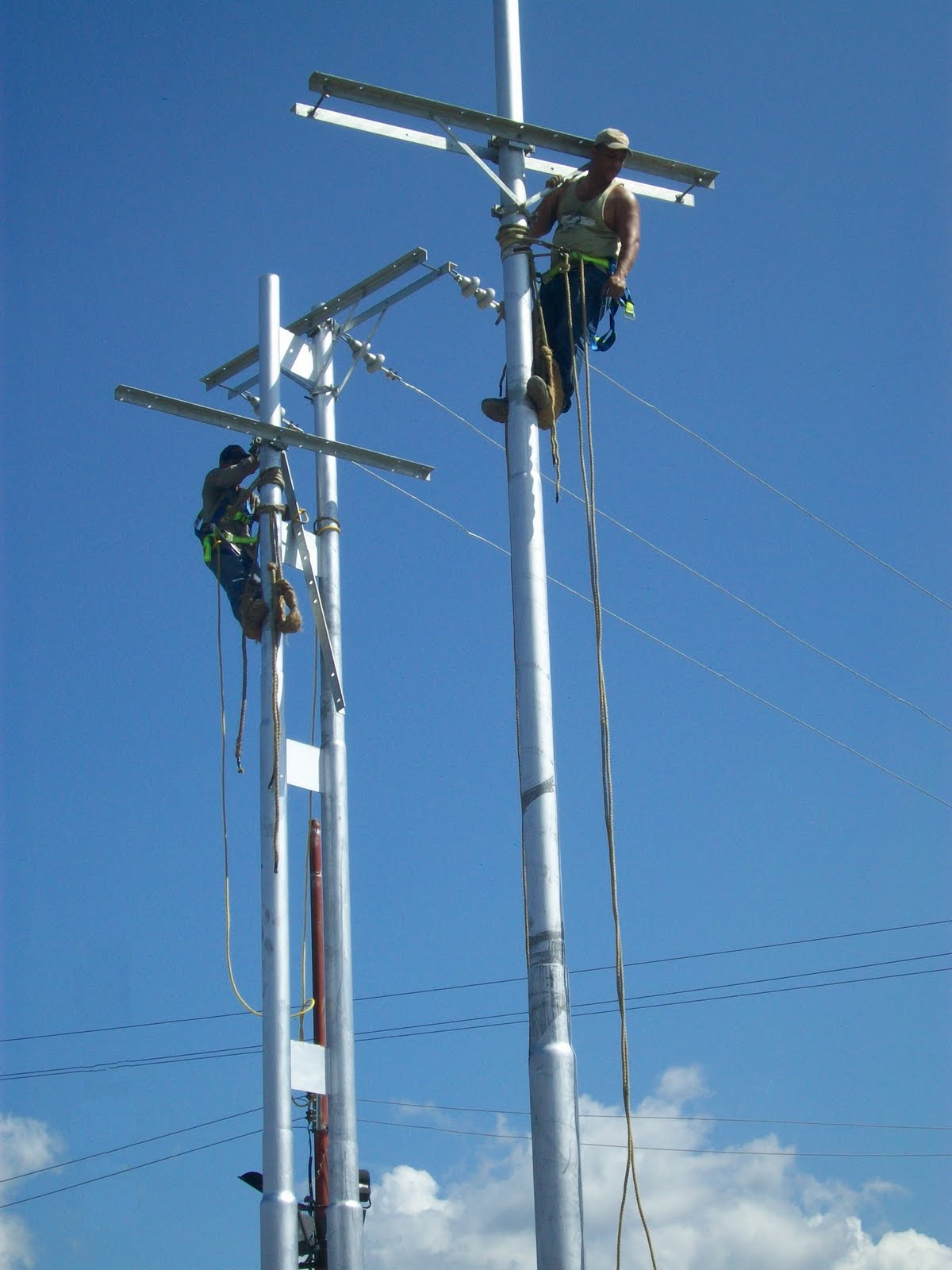 LOS GRATES GARCIA: POSTES Y LINEAS DE DISTRIBUCION