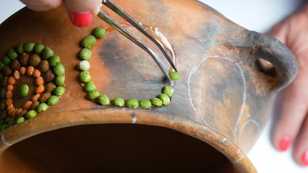 Guarda de legumbres sobre cacharro de barro | Manualidades