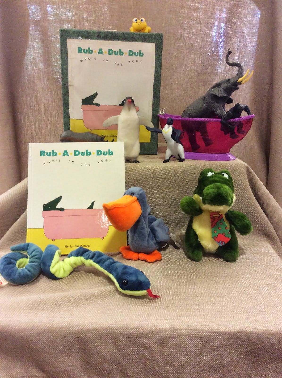 Cocola's Book Nook: Rub A Dub Dub