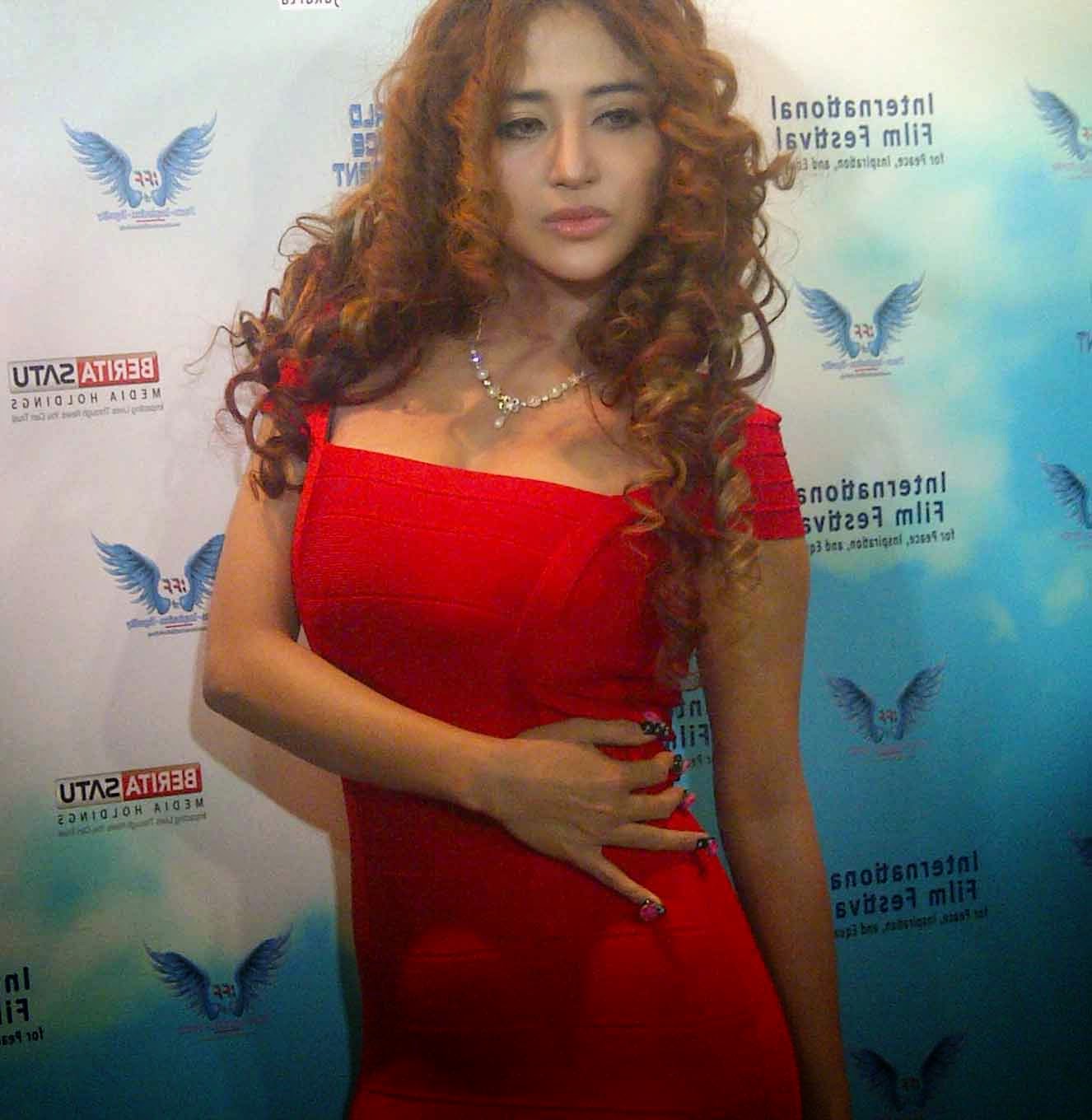 Biografi Lengkap Dewi Persik (DePe)