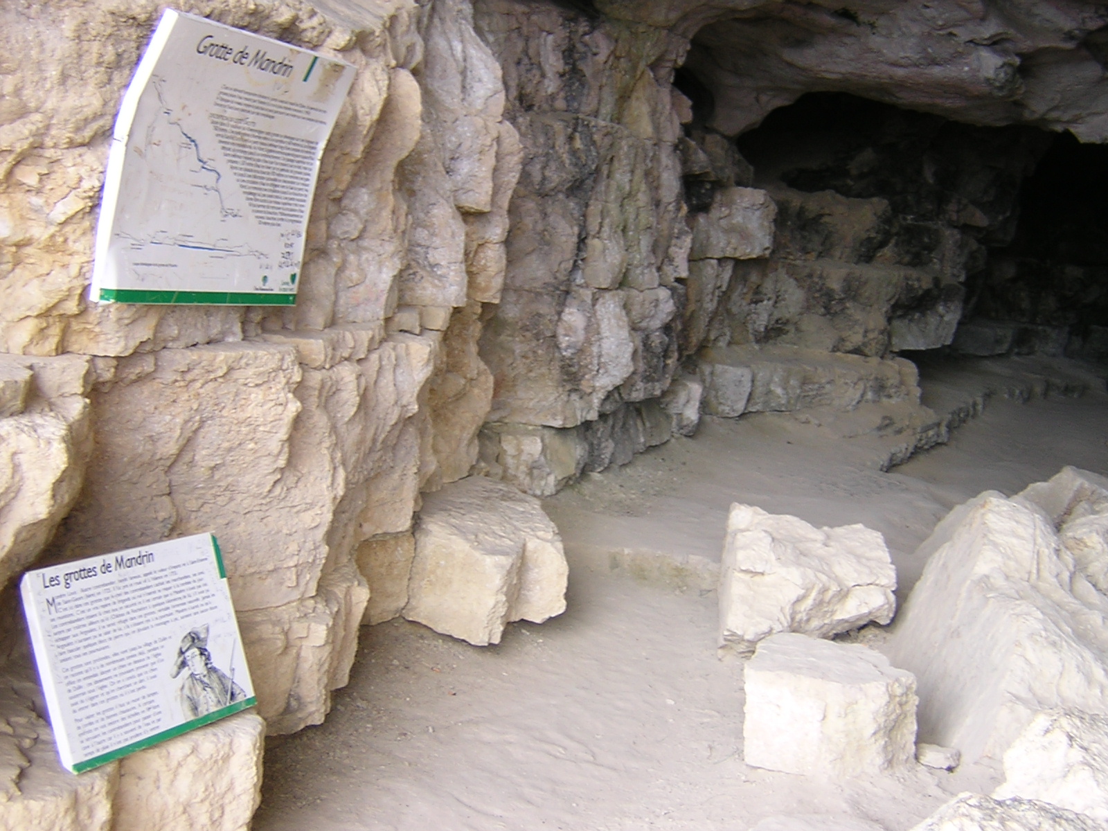 Les nouveaux carnets de Fantômette: La grotte de Mandrin