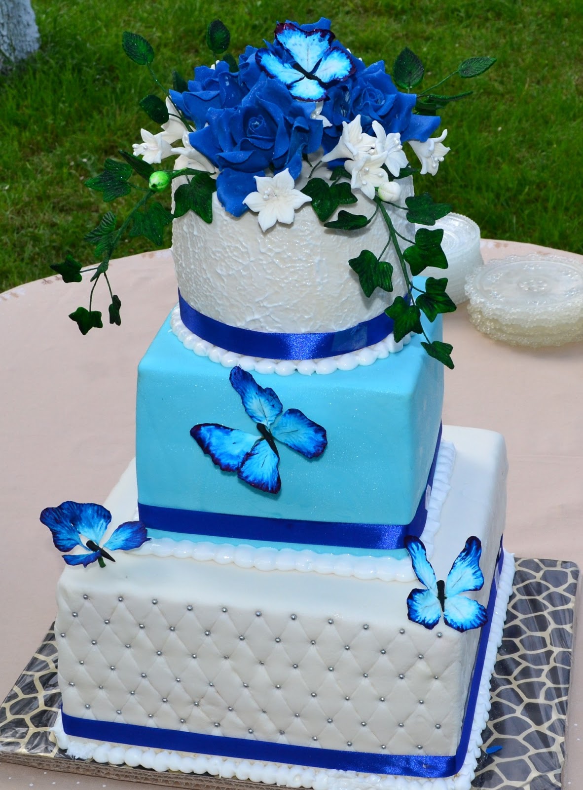 Bucataria Alynusei: Tort patrat cu trandafiri albastri