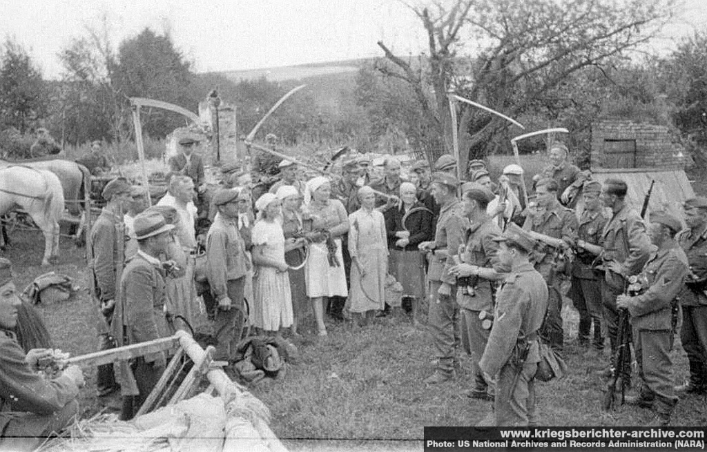 NAZI JERMAN: Foto Tentara Jerman Dengan Warga Sipil