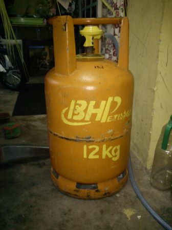 Cerita dari Lipis: Tong Gas Warna Biru Kedai tak mahu ambil.