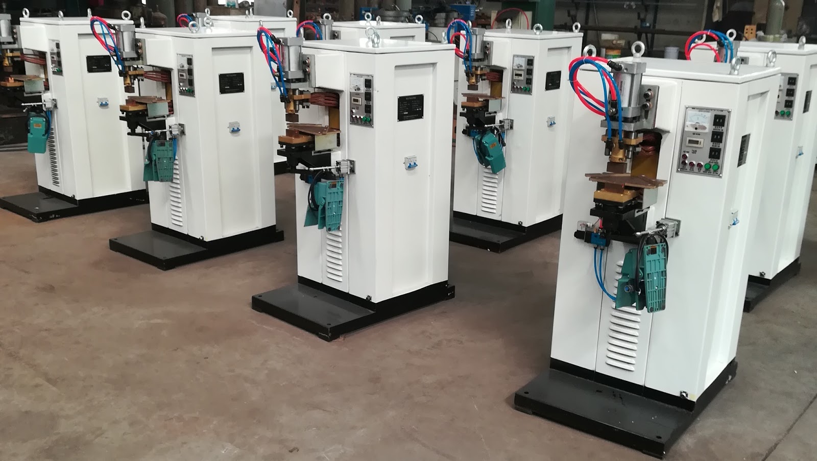 Square tin can lid spot welding machine