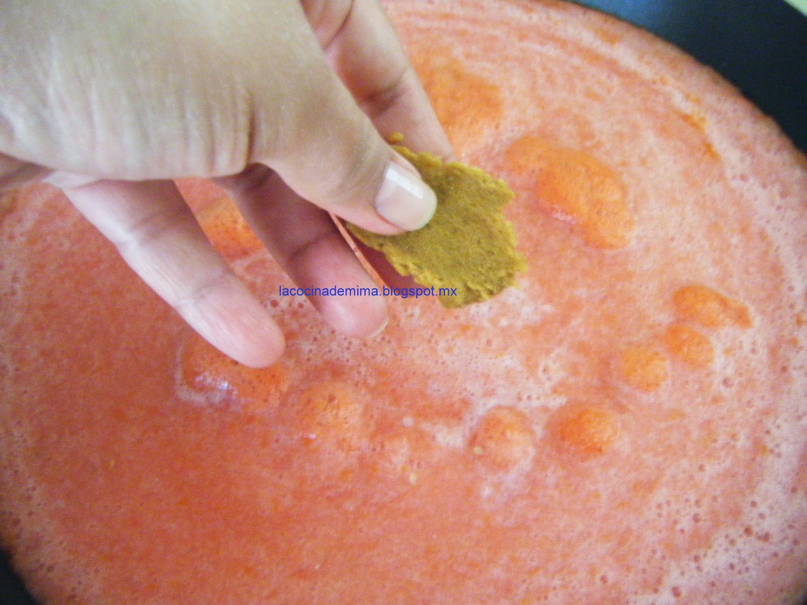 Tortitas de verduras capeadas con queso en caldillo de tomate