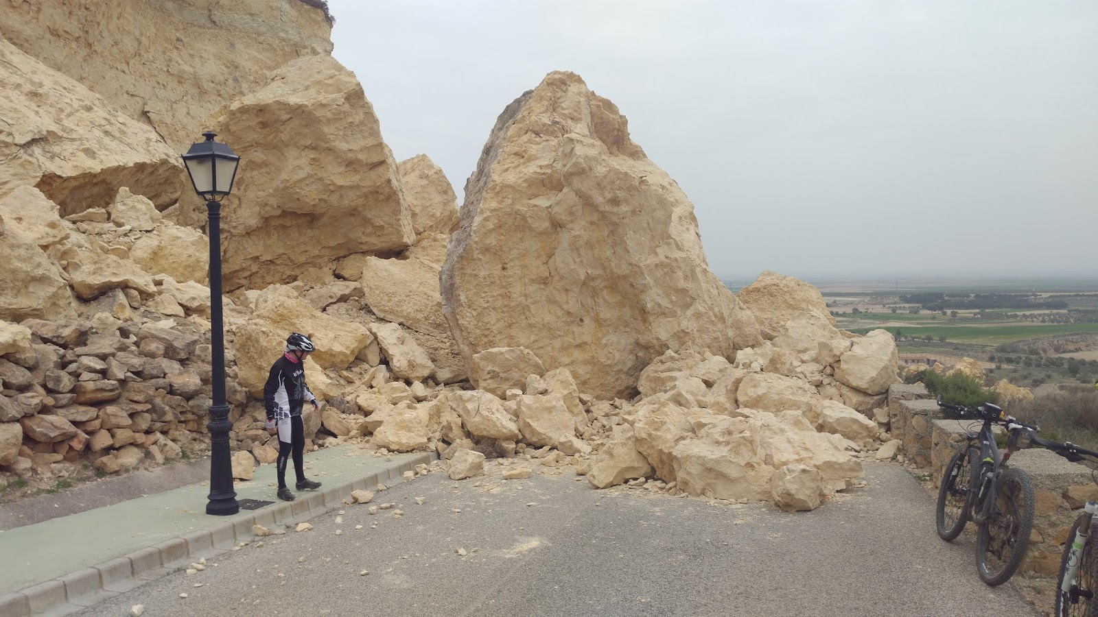 El Desprendimiento de rocas en Chinchilla ~ 40 rutas