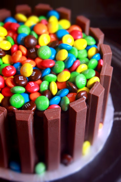 Crumbs and Cookies: kit kat cake.