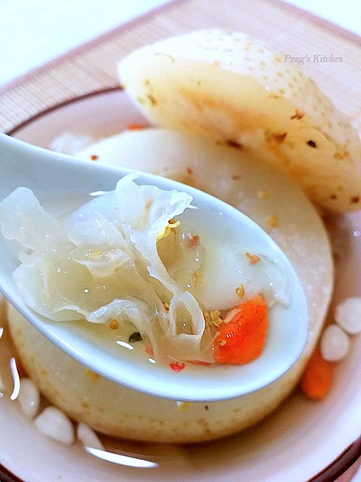 Peng's Kitchen: Steamed Snow Pear Dessert 冰糖银耳炖雪梨
