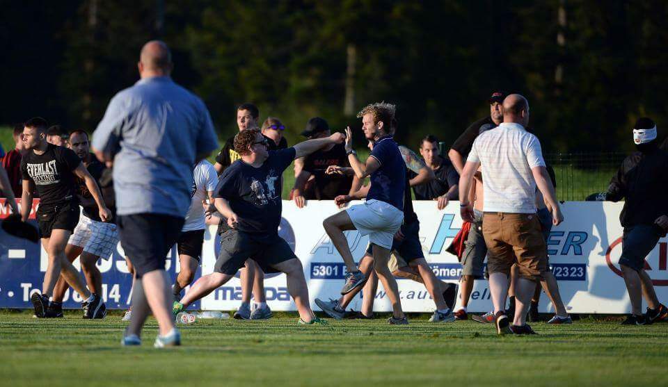 Terrace Gentlemen: The Leeds United Service Crew Di Ambush!