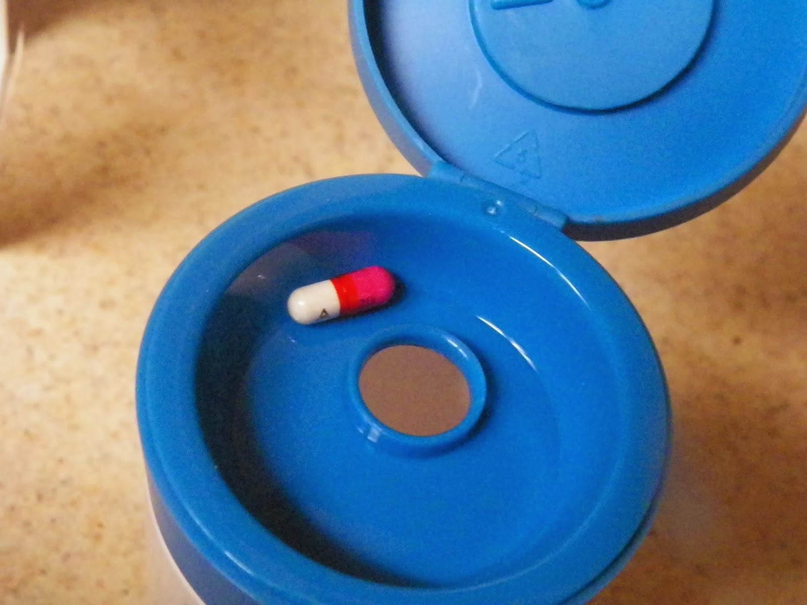 mygreatfinds: SHAKE Flip-top Pill Box by Sabi Review
