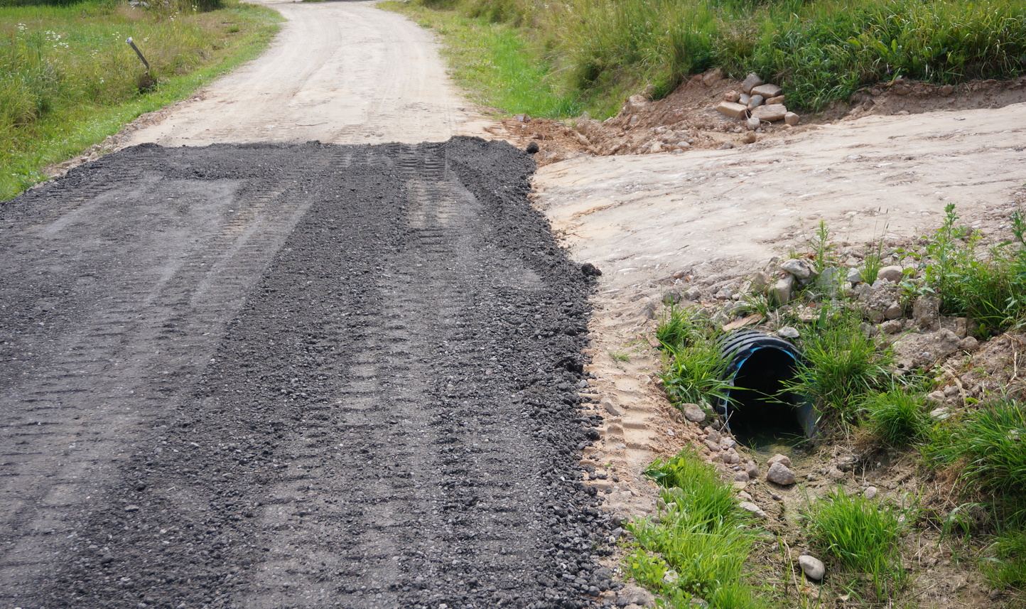 A-namas. Statome patys: Kelio pagrindai ir asfaltavimas