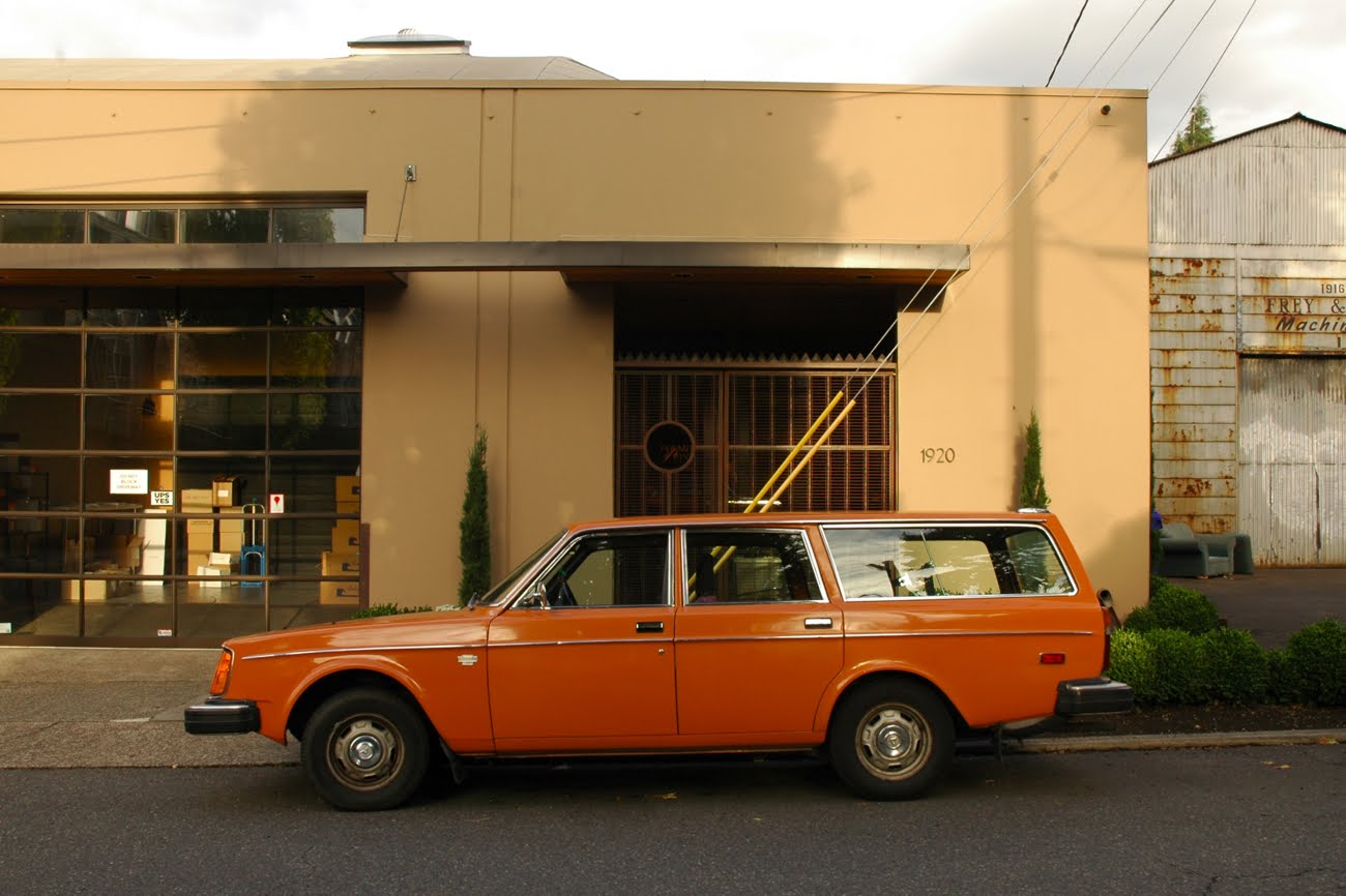 OLD PARKED CARS.: 1976 Volvo 245 DL.
