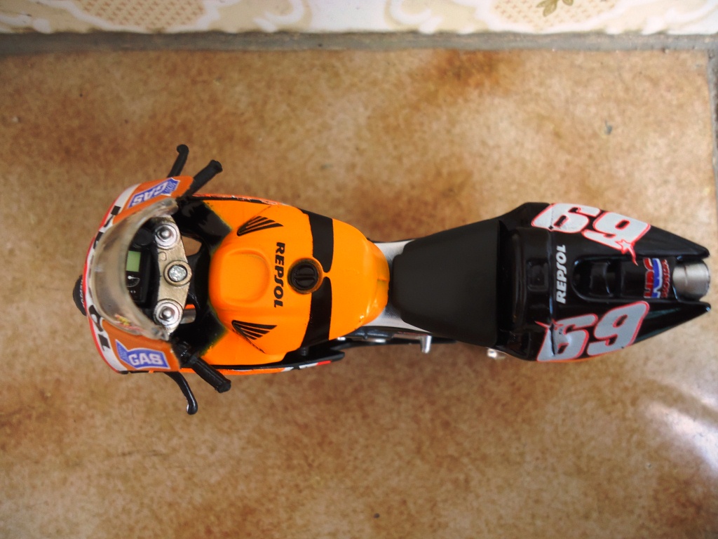 Garagem em miniatura!!: Honda Repsol RCV211!