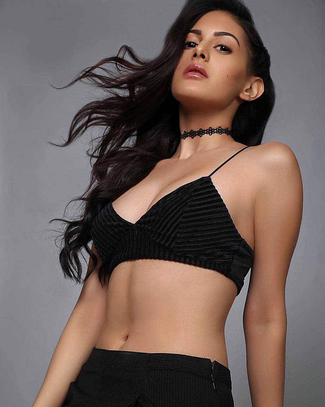 Hot Beautiful Actress Amyra Dastur Latest Hd Images 2017