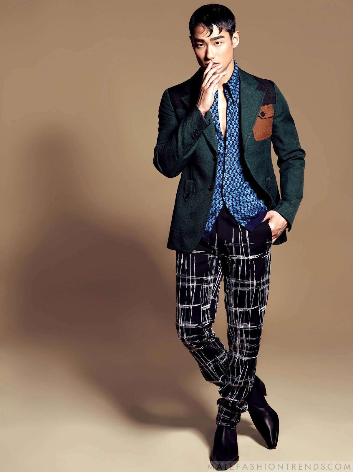 Sean Wong se viste en eclécticos prints para Men's Folio Malasia