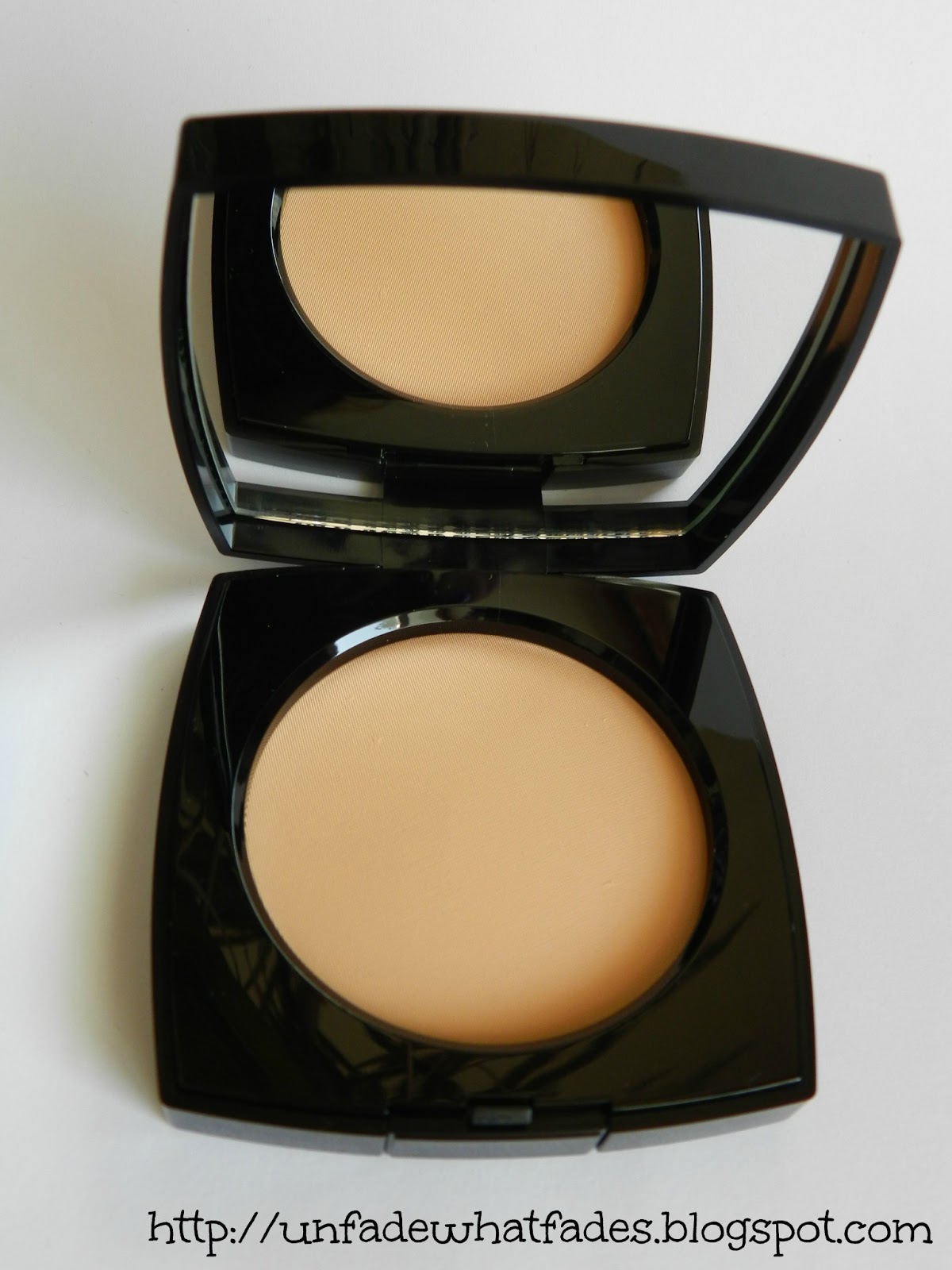 Unfade what fades: Chanel Les Beiges Healthy Glow Sheer Powder #20 review