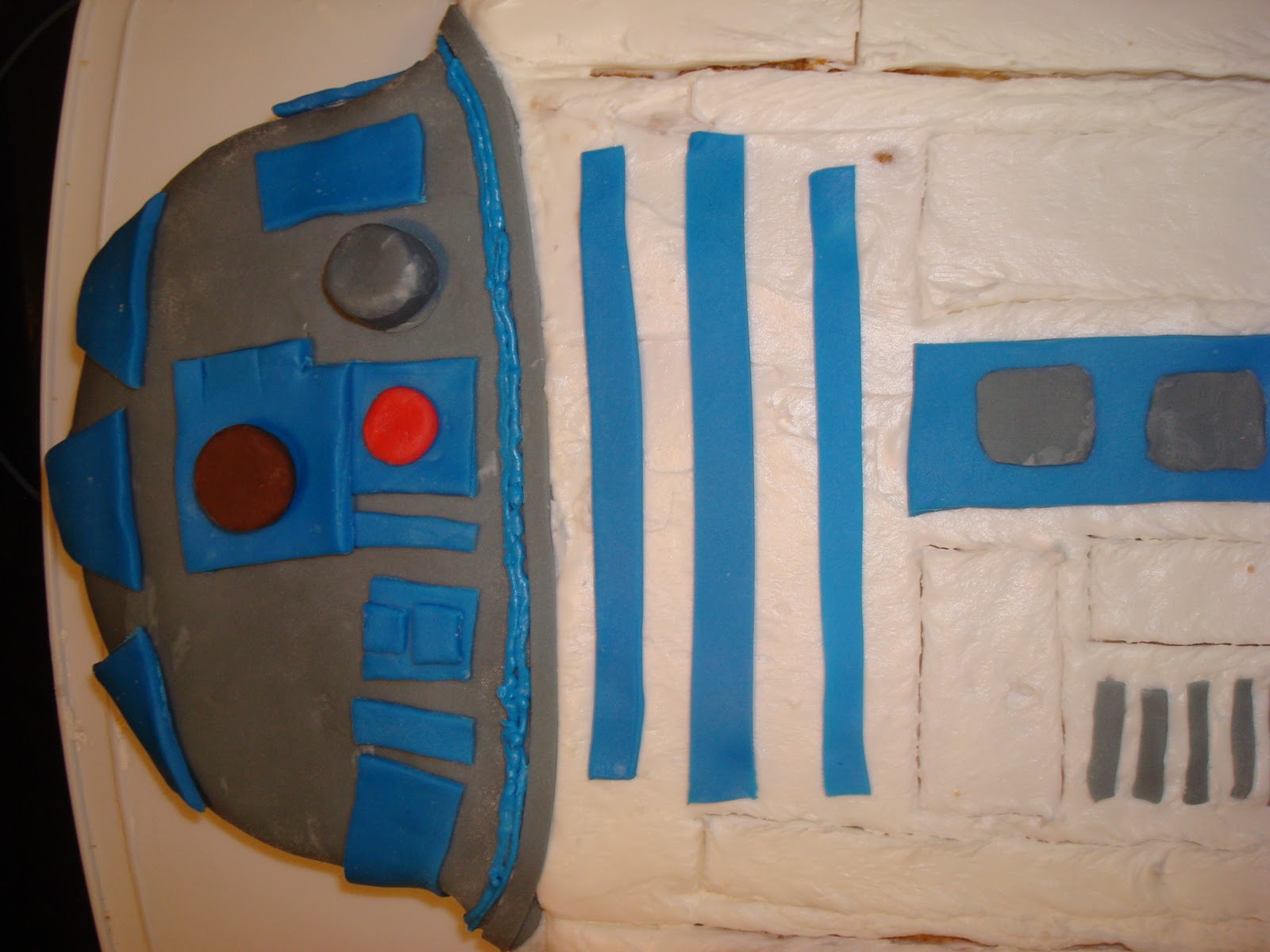 Sing Along Kitchen: R2 D2 Cake: My first cake carving