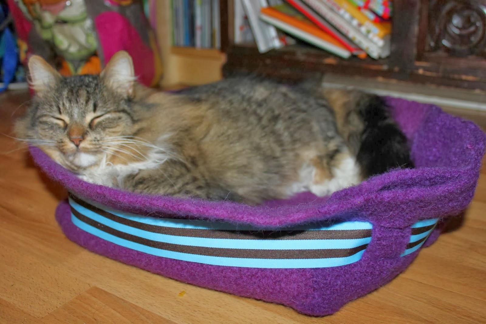 Totally Tutorials: Tutorial - How to Crochet and Felt a Cat Bed