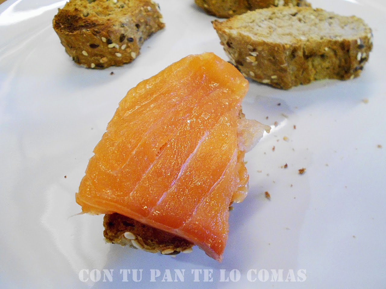 PINCHOS DE SALMÓN AHUMADO Y SURIMI