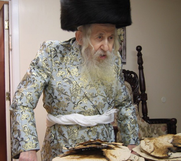Rare View: Tosher Rebbe the holy tzaadik succumbs to his illness at 95