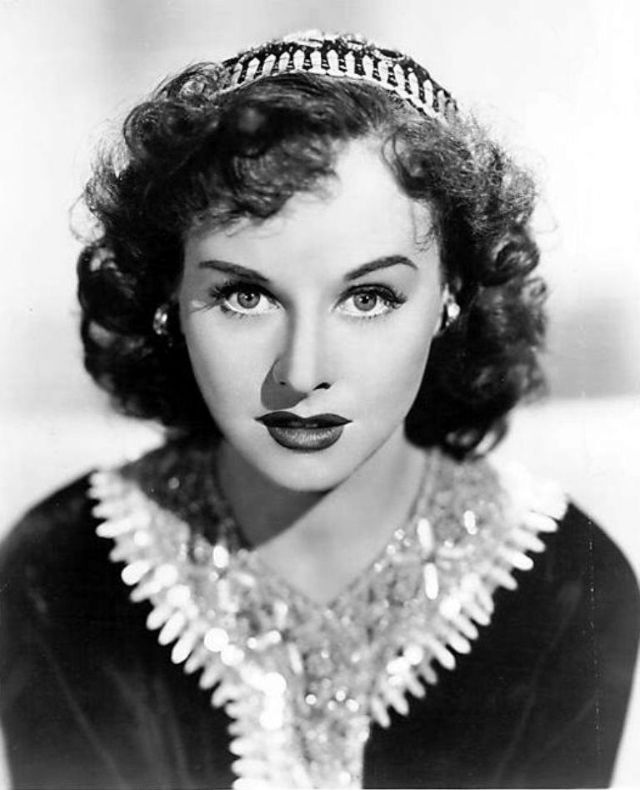 45 Beautiful Photos of Paulette Goddard in the 1930s ~ Vintage Everyday