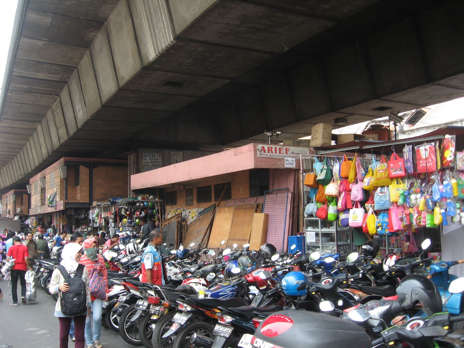 Two and Two more: Exploring Jakarta - Pasar Pagi Lama