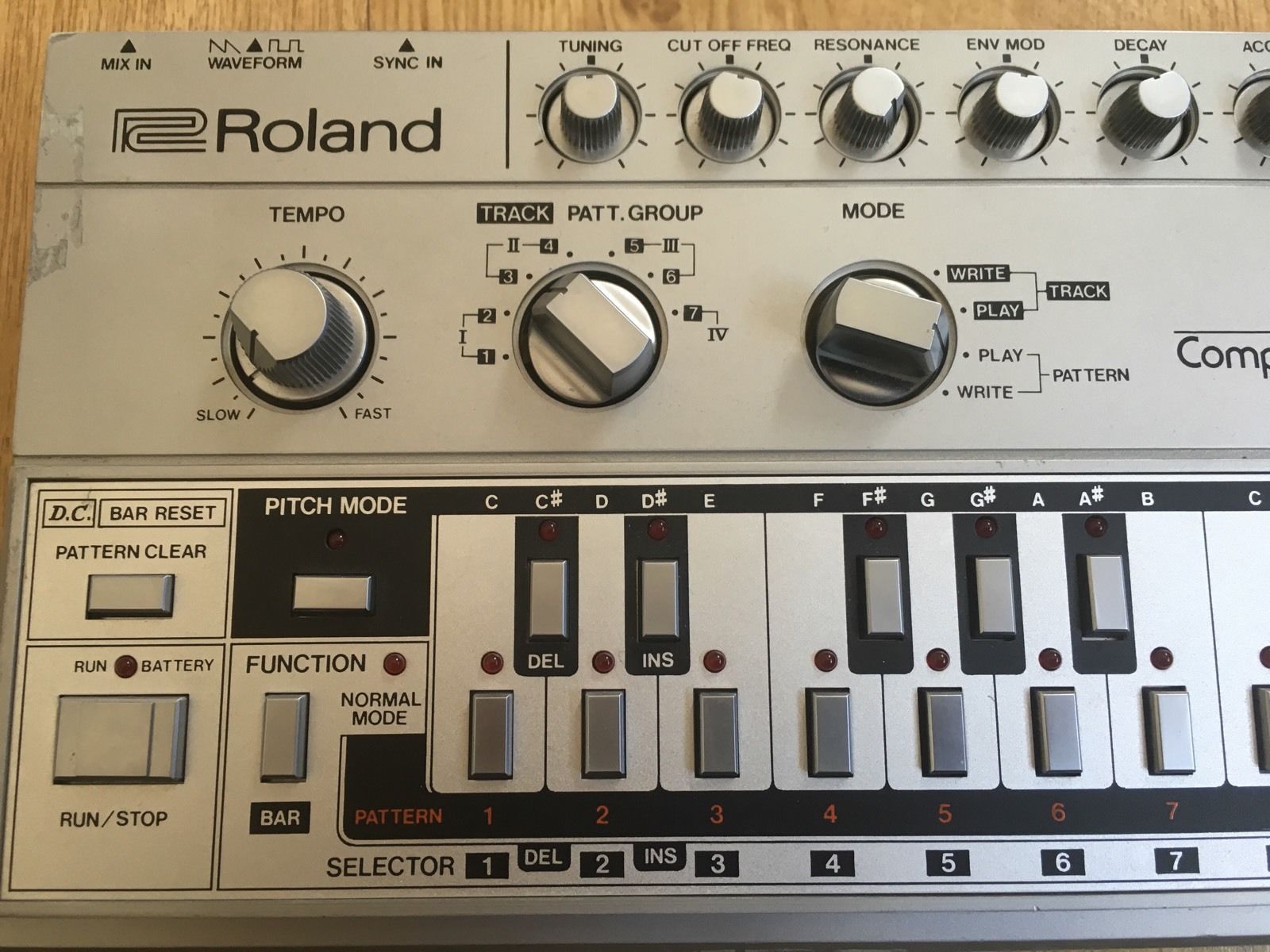 MATRIXSYNTH: ROLAND TB-303 ACID BASSLINE SYNTHESIZER WITH QUICKSILVER ...
