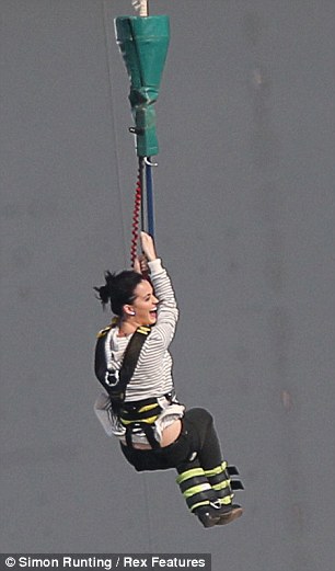 Katy Perry: KATY PERRY HACIENDO BUNGEE JUMPING