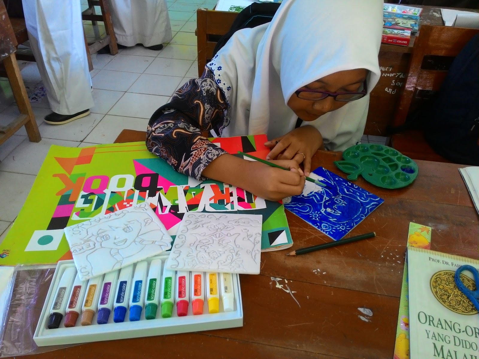 SENI GRAFIS CETAK TINGGI DENGAN MEDIA STYREFOAM BEKAS