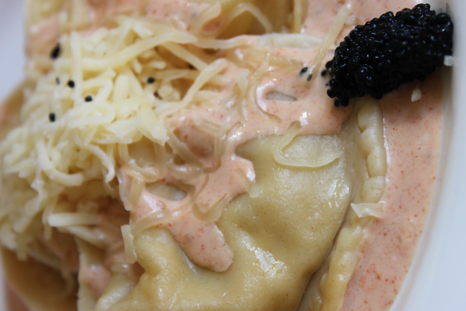 KESITO: AGNOLOTIS DE REQUESÓN Y ANCHOAS y salsa de arena de tomate