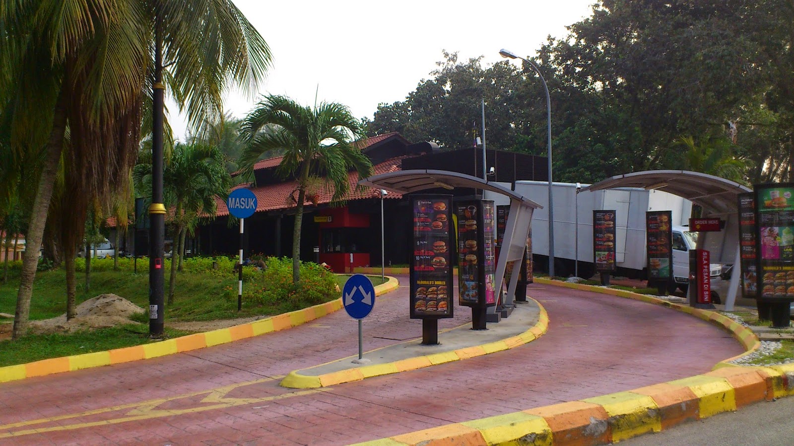 McDonalds Teluk Cempedak Kuantan Pahang towards Hyatt Regency - Teluk ...